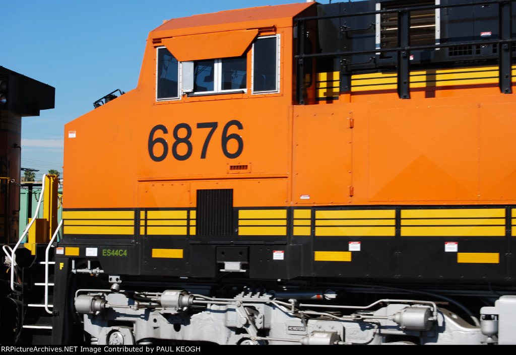 Zoom shot of the cab of BNSF 6876.